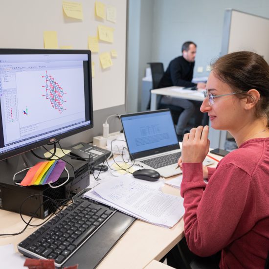 Researchers observe extremely squeezed directional THz waves in thin ...